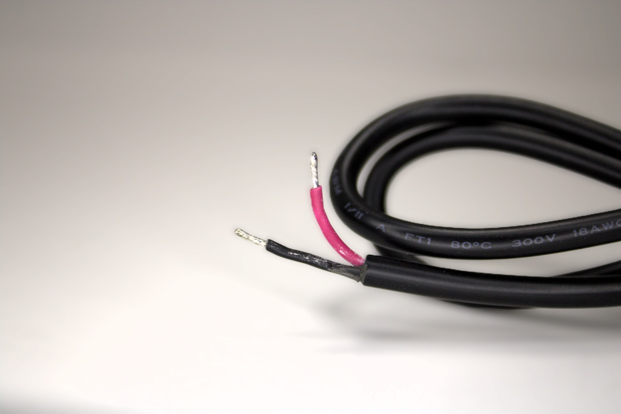 5.5 x 2.1mm 90 Degree Barrel Jack Male Pigtail 1 Meter 18 AWG - Solo ...